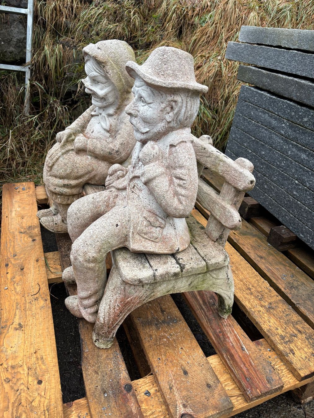 Gartenfiguren-Set, Opa & Oma auf Bank, Top Zustand! (52) (Gebraucht) in ...
