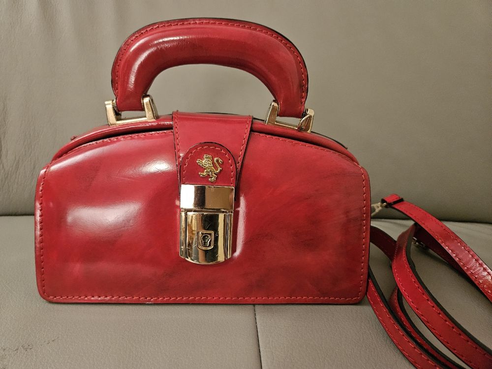 Elegant Red Leather Handbag, Made in Italy (Gebraucht) in Spiegel b ...