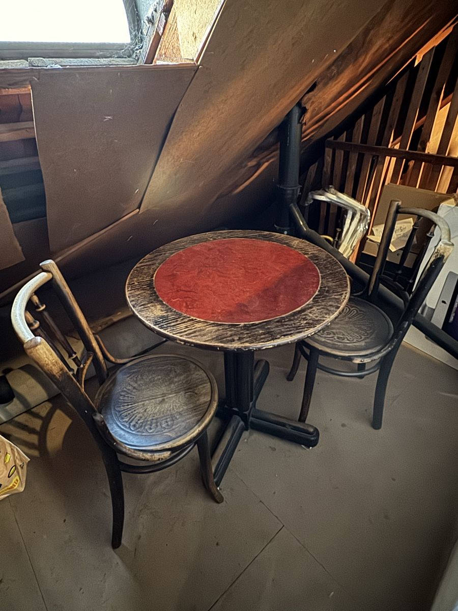 Tisch und zwei Stühle (ehem Jazzkantine LU) (Gebraucht) in Zürich für ...