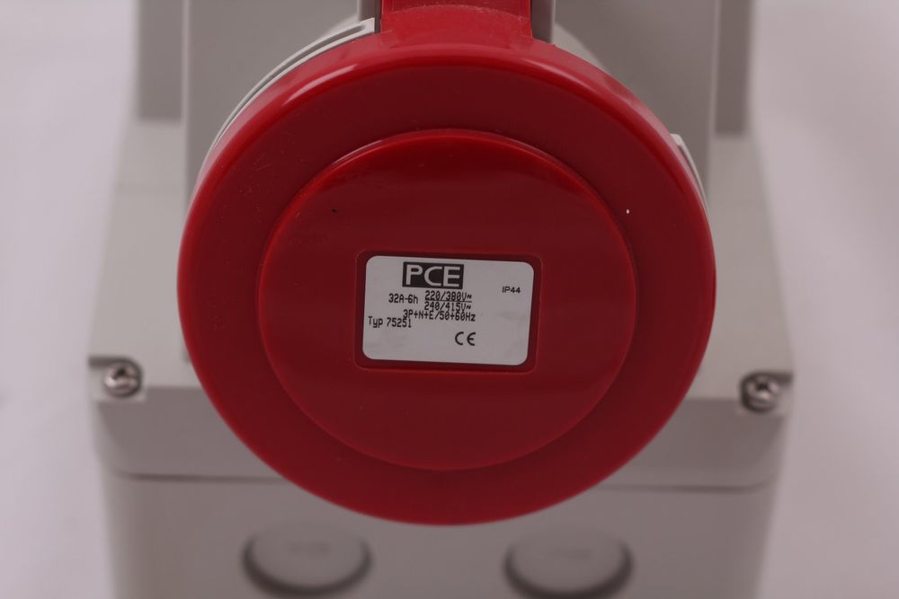 CEE32-Steckdose mit FI (Gebraucht) in für CHF 65 – mit Lieferung auf ...