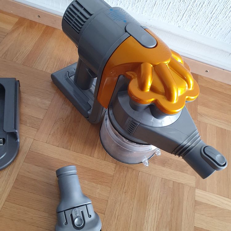 Dyson DC16 avec chargeur | Kaufen auf Ricardo