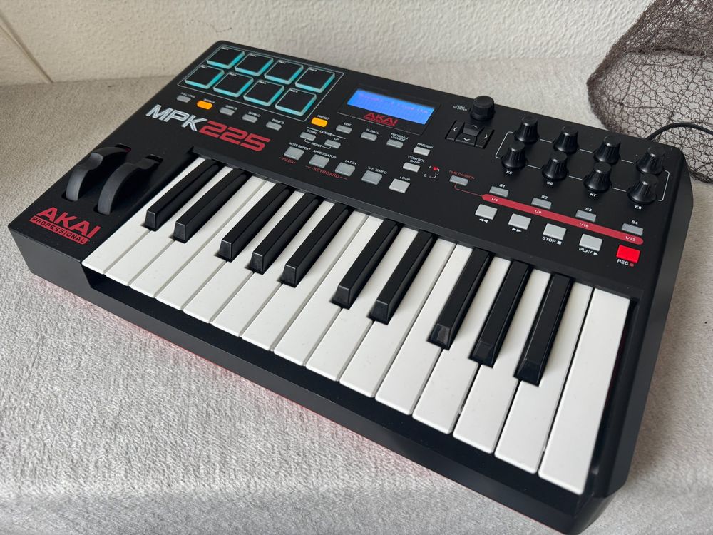 Akai MPK225 MPK 225 Keyboard Midi Controller (Gebraucht) in Zürich für ...