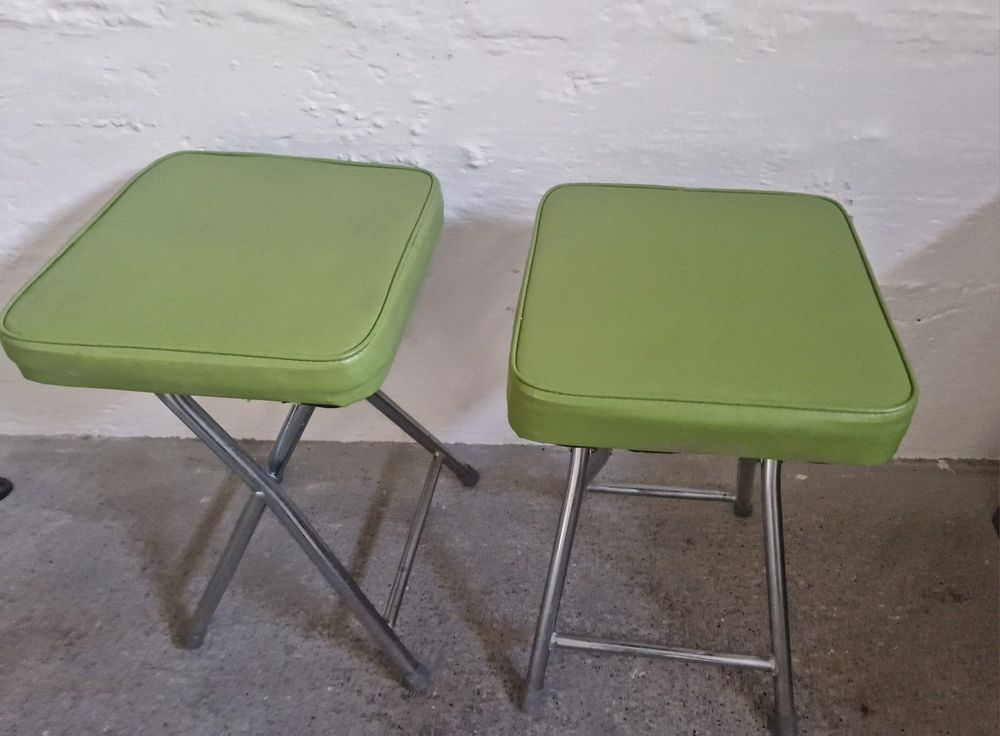 Hocker grün 2er Set mit Kunst-stoffbezug und Metallbeinen (Gebraucht) in zürich für CHF 30 – nur ...