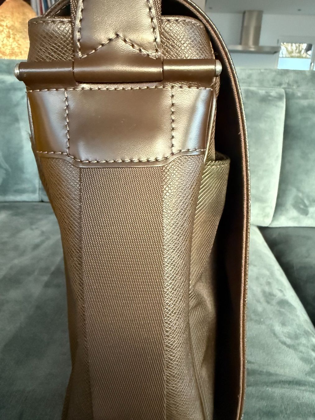 Louis Vuitton Umhängetasche VIKTOR in Taigaleder Grizzly (Usato) a Muri ...