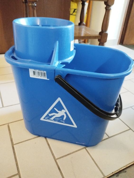 seau à mop / Mop-Eimer (Gebraucht) in Matran für CHF 1.5 – mit ...