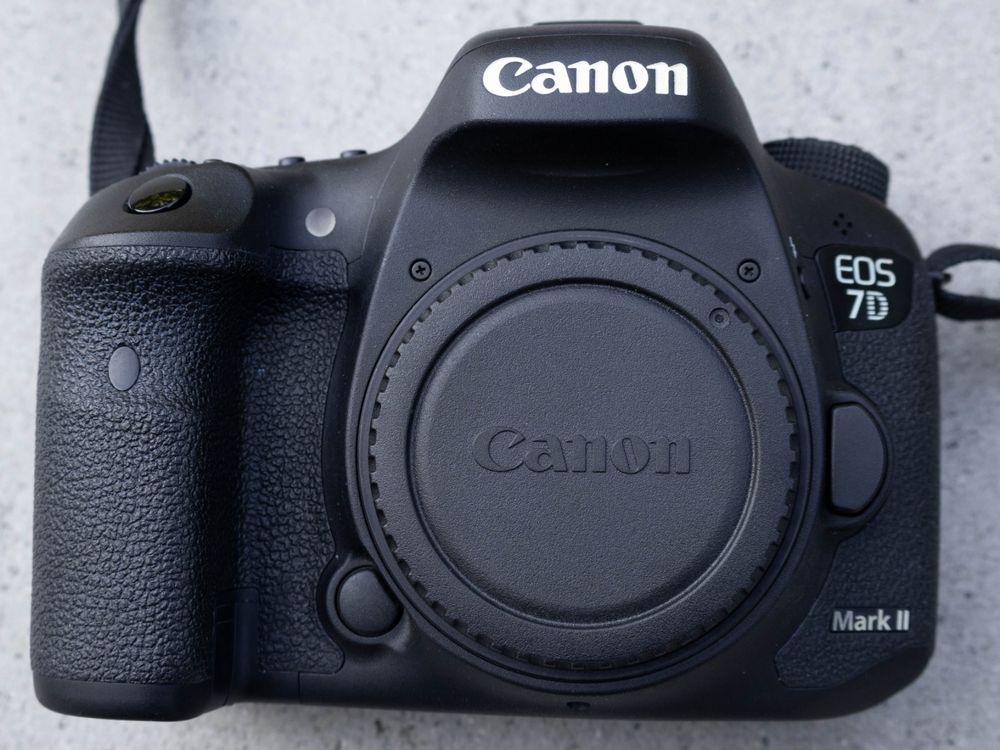 Canon EOS 7D Mark II Body und Grip | Kaufen auf Ricardo