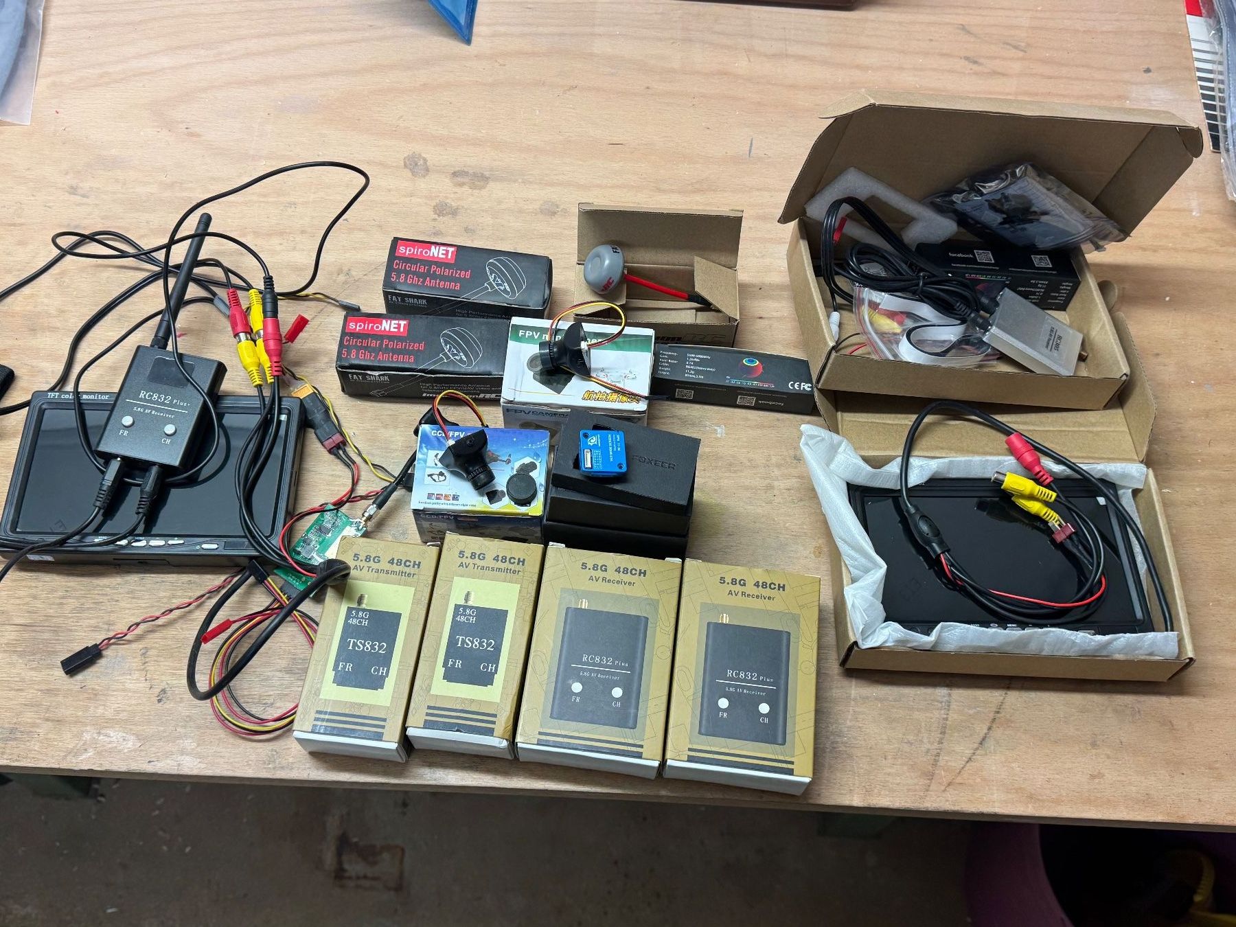 2 FPV Monitor Sets mit RC832 plus 5.8G Empfänger komplett (Gebraucht ...