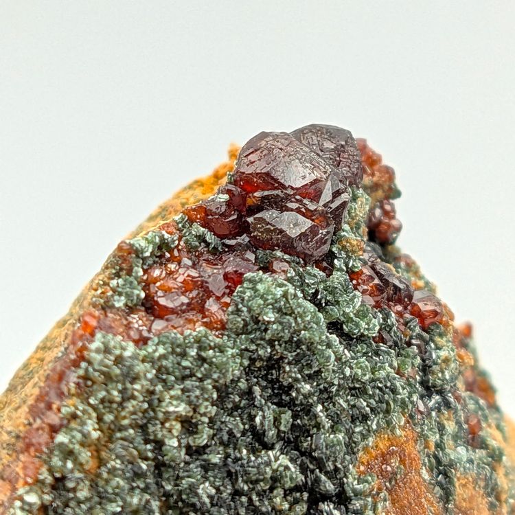 HESSONIT Roter GRANAT mit CLINOCHLOR, Italien (Nuovo (secondo la ...