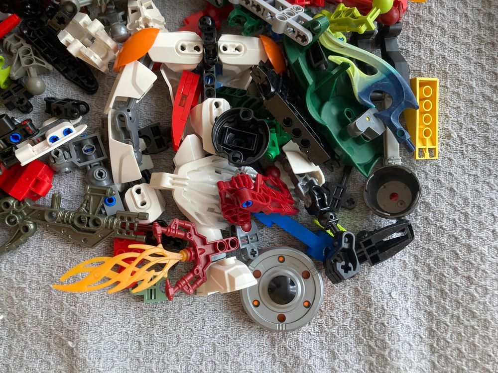 1 Kg verschiedene grosse und kleine Lego Bionicel Teile (Gebraucht) in Volketswil für CHF 3 ...