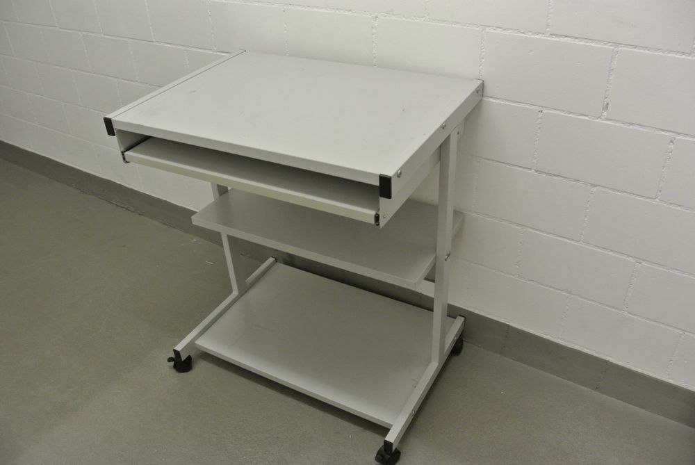 Computer-Tisch (Gebraucht) in Horgen für CHF 5 – nur Abholung auf ...