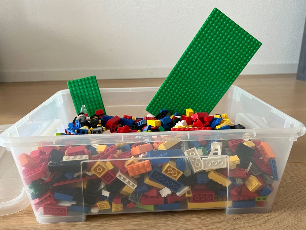 Legosteine mit 2 Platten, 4 Figuren inkl Box ca 2.3kg ab 1.- (Gebraucht ...