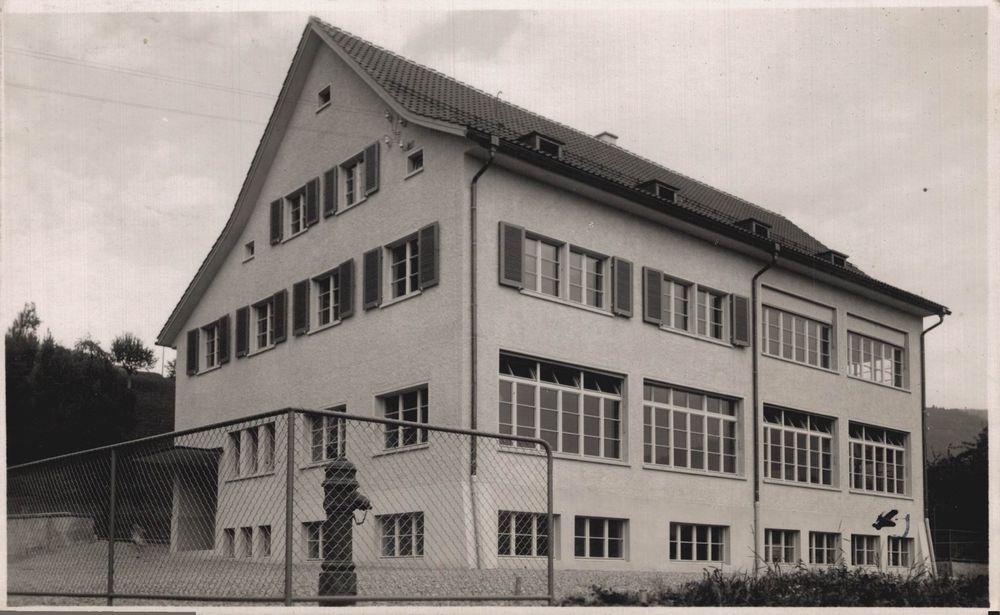 Rieden SG (Gommiswald), Schulhaus (Gebraucht) in Bronschhofen für CHF 8 – mit Lieferung auf ...