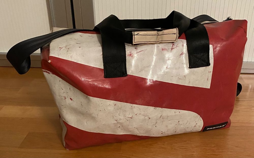 FREITAG Tasche F46 CLARK, rot/weiss (Gebraucht) in Bern für CHF 119.5 ...