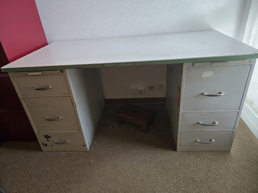 Pult sehr stabil metall (Gebraucht) in Muri AG für CHF 4 – nur Abholung ...