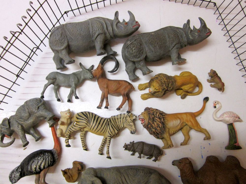 Spielzeug-Zoo mit 18 Tieren aus den 60er Jahren (Gebraucht) in ...