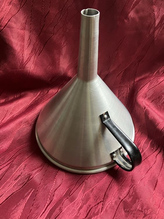 Alter Alu Trichter Gross 25cm (Gebraucht) in Lyss für CHF 25 – mit ...