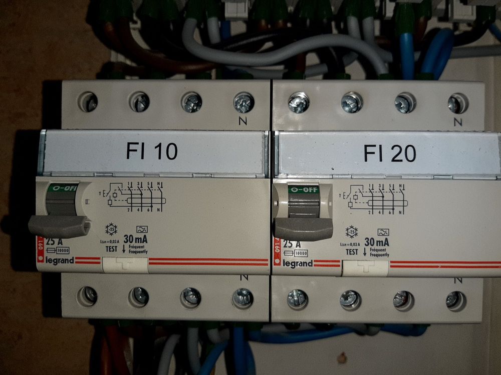 AP Sicherungskasten Unterverteiler Legrand mit 2x FI | Kaufen auf Ricardo