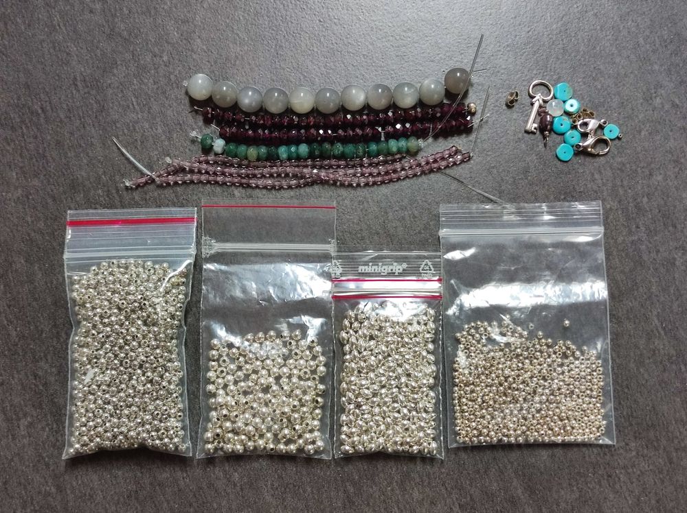 Silbrige Perlen zum Basteln von Schmuck (Gebraucht) in Fislisbach für CHF 10 – mit Lieferung auf ...