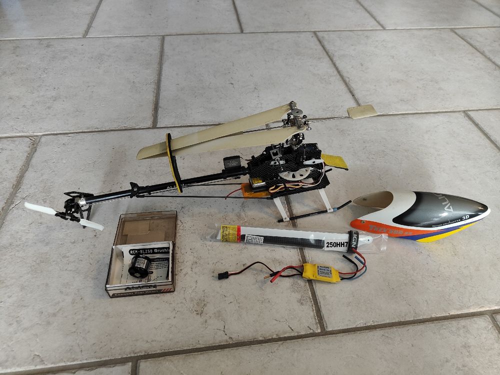 Align TREX 250 SE mit Zubehör und neuem Motor demontiert (Defekt) in ...