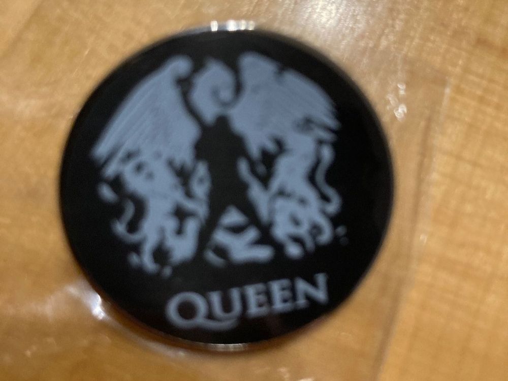 Queen Pin Anstecker Punk Metal Rock Band | Kaufen auf Ricardo