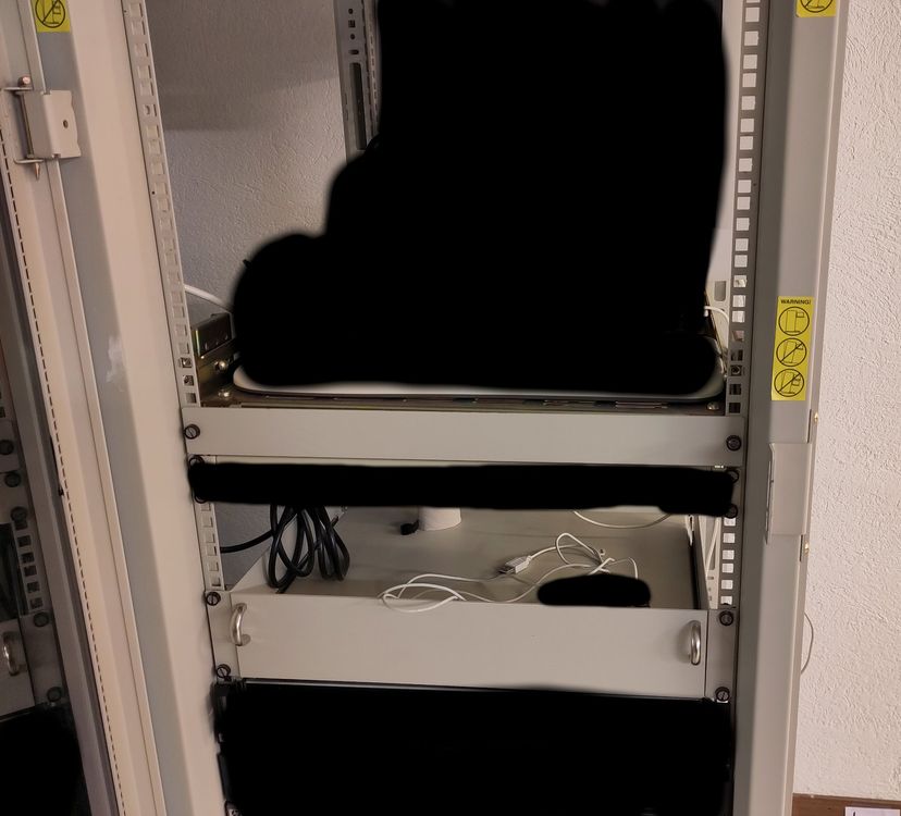 APC server rack 19'' 42U serverschrank (Gebraucht) in Boécourt für CHF ...