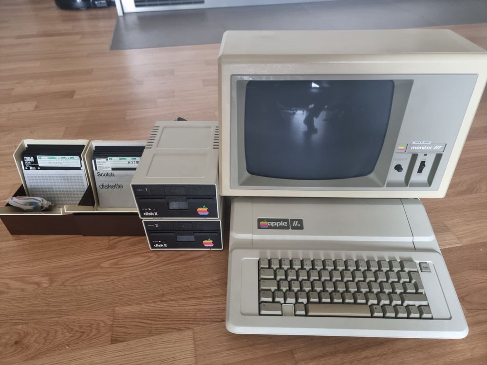 Original Apple IIe + Apple III Monitor + 2 Laufwerke + Disks (Gebraucht ...