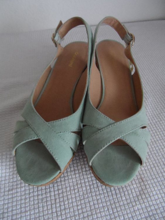 Sandalen mit bequemen Keilabsatz Gr 39 (Neu und originalverpackt) in Chur für CHF 13 – mit ...