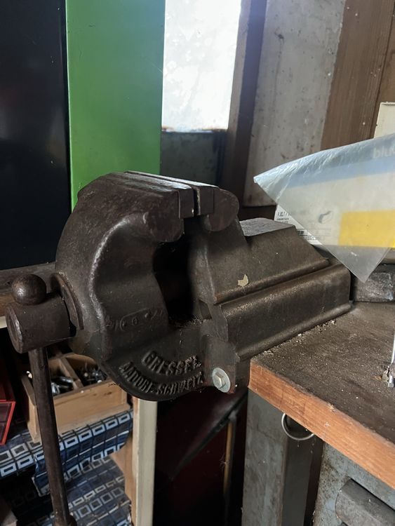 Ab 1 CHF Werkbank mit Schraubstock (Gebraucht) in Schlieren für CHF 1 – nur Abholung auf Ricardo ...