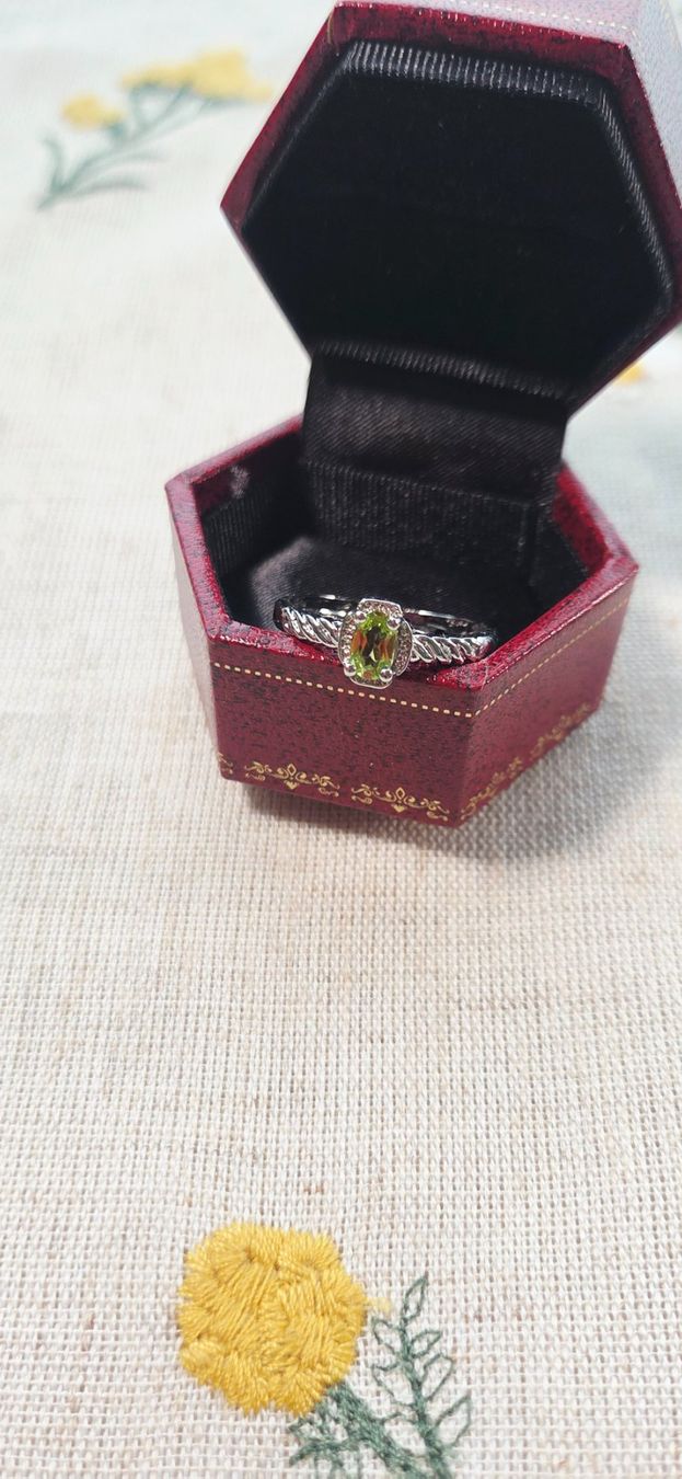 NEW - Silver Plated Peridot Ring (Adjustable) (Neu (gemäss Beschreibung ...