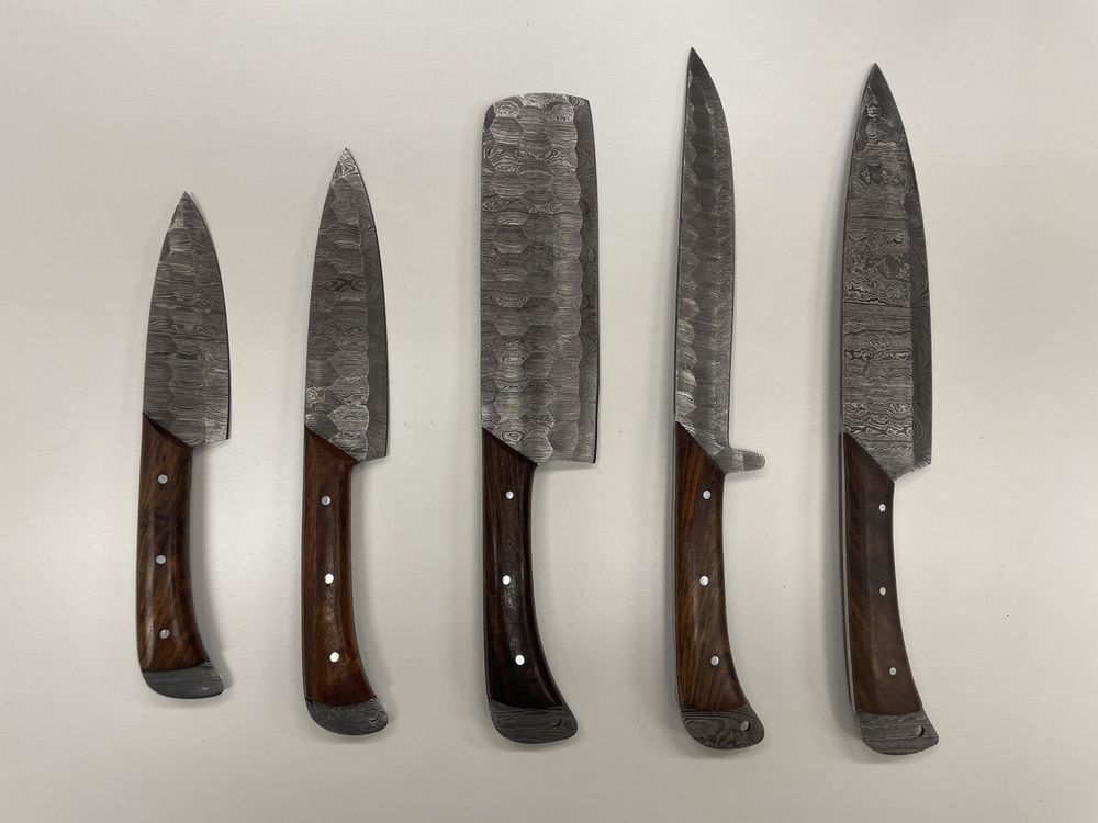 Schönes Messerset mit Gravuren und Ledertransporttasche (Gebraucht) in ...