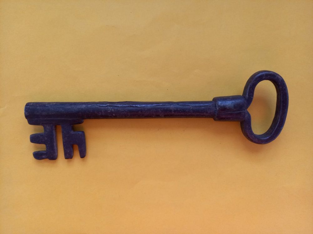 Clef ancienne en fer forgé (D'occasion) à Rossens FR pour CHF 30 – avec ...