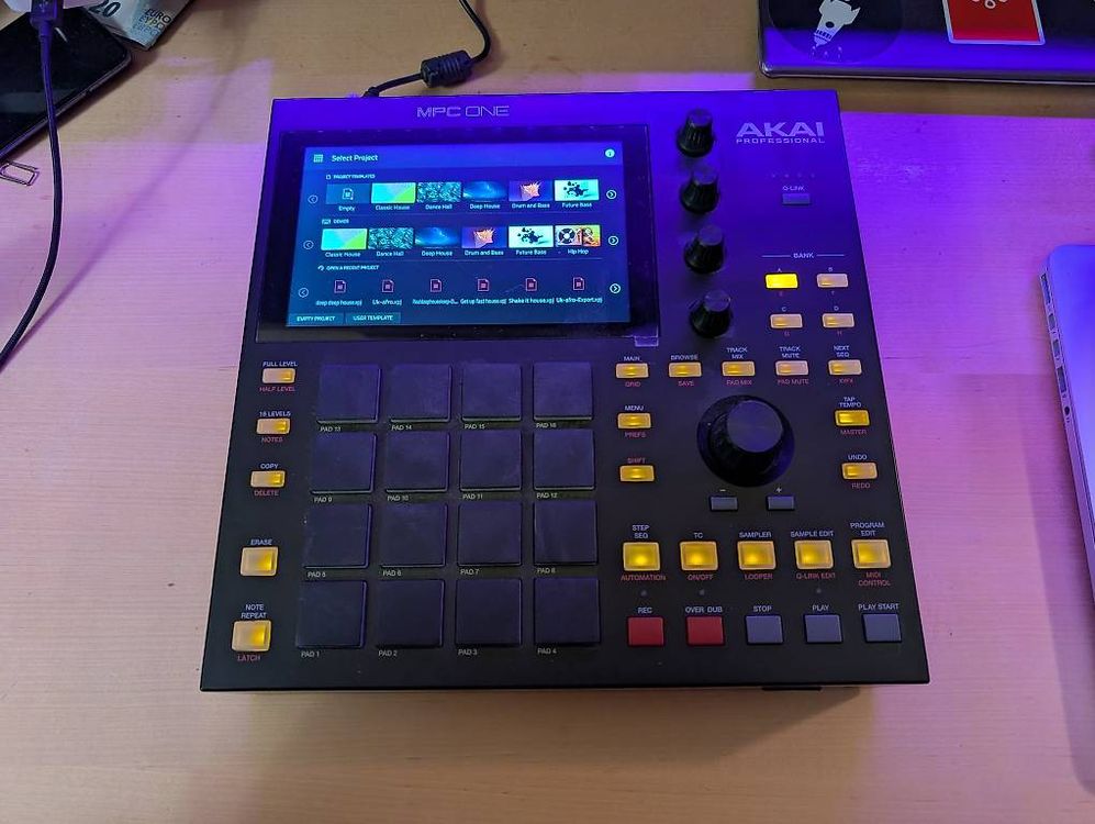 Akai MPC One - Mit Transport case (Gebraucht) in Zürich für CHF 350 ...