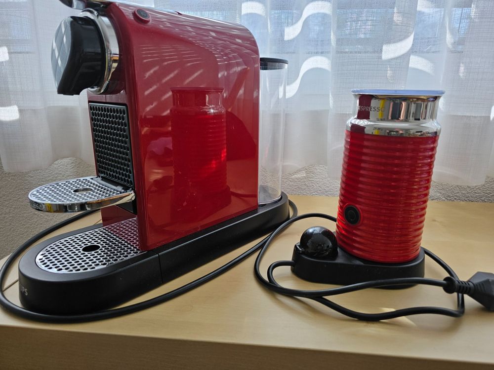Nespresso Kapselmaschine + Milchschäumer | Kaufen auf Ricardo