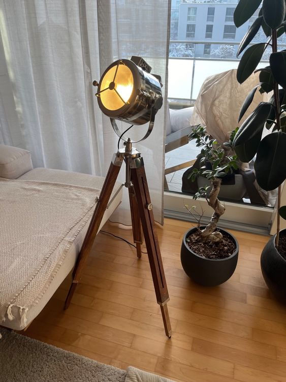 Design Stehlampe Holz mit Studio Spot (Gebraucht) in Bonstetten für CHF 105 – nur Abholung auf ...