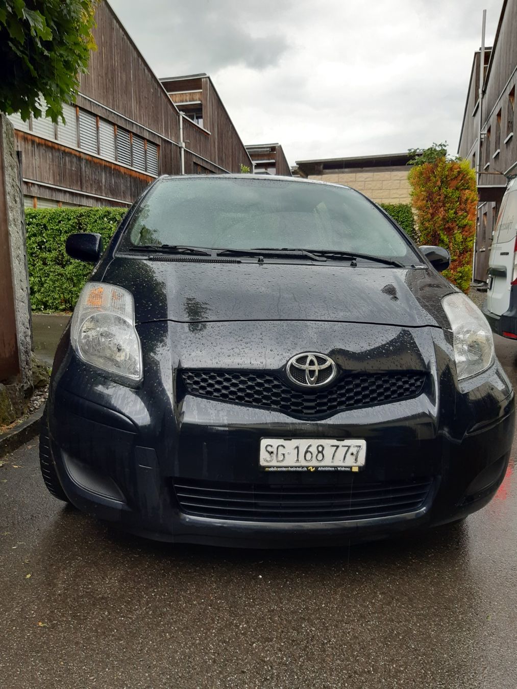 TOYOTA YARIS SEHR GEPFLEGT, RISS HINTERACHSE (Defekt) in Au SG für CHF ...