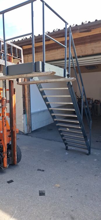Treppe mit Podest und Geländer (Gebraucht) in Reichenbach i. K. für CHF ...