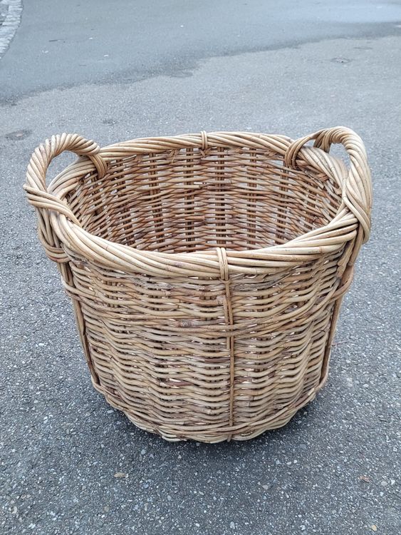 Grosser stabiler Korb mit zwei Henkeln. Aus Weide? Rattan? | Kaufen auf ...