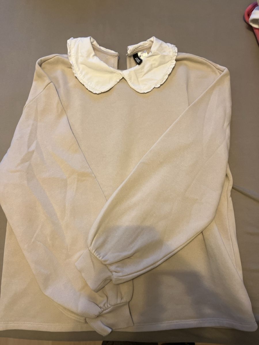 Pullover mit weissem Kragen XS (Gebraucht) in Düdingen für CHF 7 – mit ...