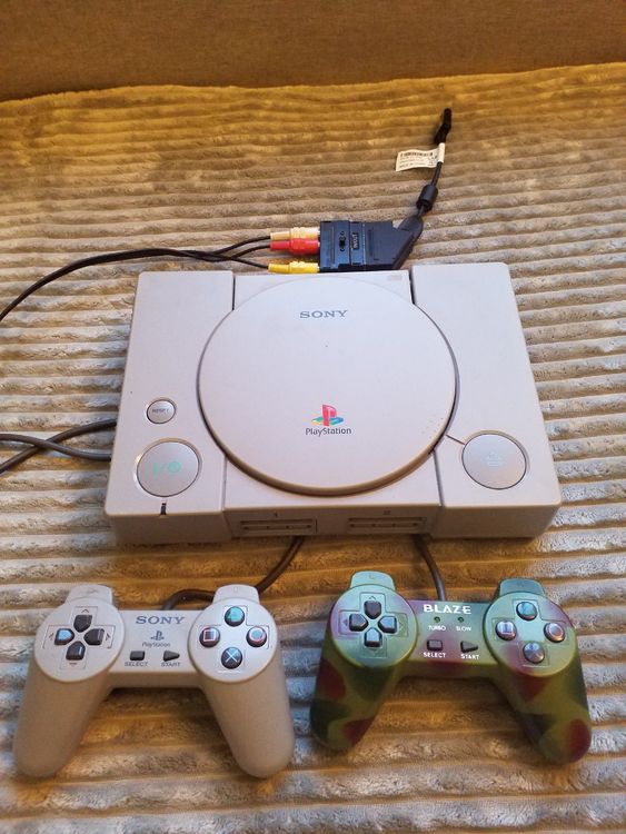 Sony Playstation 1 (PS1) mit Chip(Codefree) Kabel,2Controler (Gebraucht ...