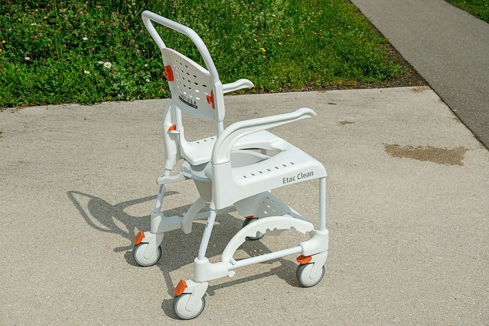 Dusch- und Toilettenstuhl Etac Clean weiss | Kaufen auf Ricardo