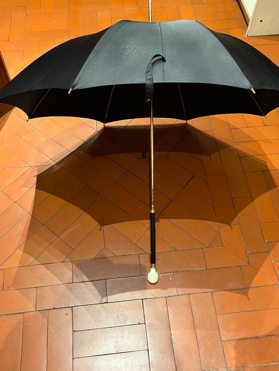schwarzer Schirm mit wunderschönem Knauf (Gebraucht) in Zürich für CHF ...