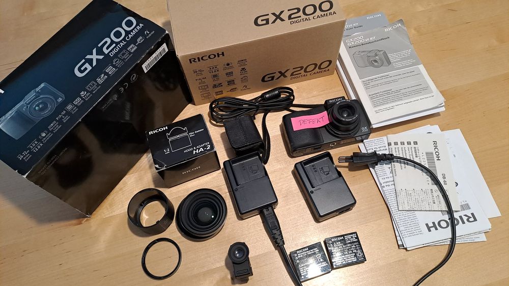 RICOH GX200 nur Zubehör, 2 Akkus, LCD-Sucher, Kamera defekt | Kaufen auf Ricardo