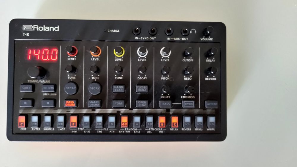 Roland T-8 drum + bass machine! (Gebraucht) in Prilly für CHF 56 – mit ...