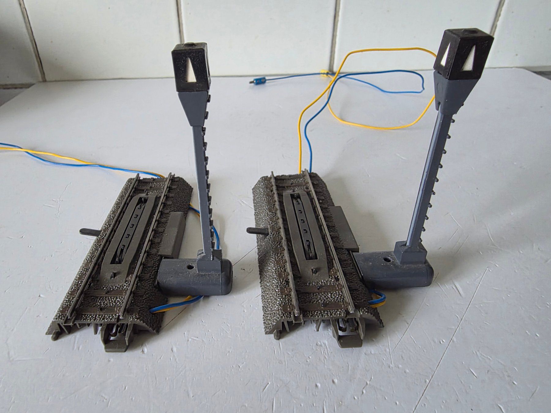 Märklin C--Gleis 2 Stück Entkupplungsgleise mit Masten 24997 (Gebraucht) in Seuzach für CHF 37 ...