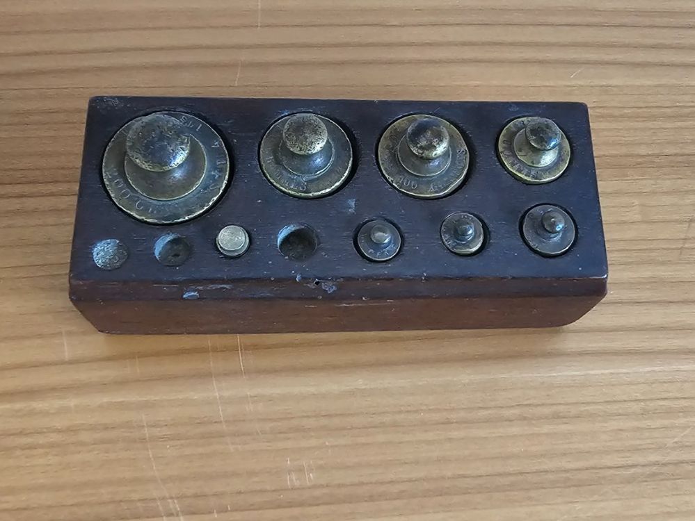 8 Antike Gewichte im Holzkasten, Waage, Messinstrumente (Gebraucht) in ...