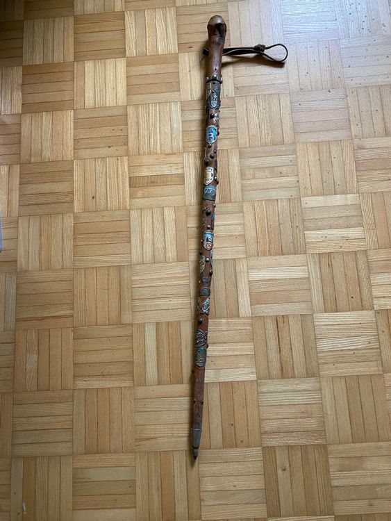 Wanderstock mit Souvenir-Plaketten 92 cm (Gebraucht) in Ebikon für CHF 39 – mit Lieferung auf ...