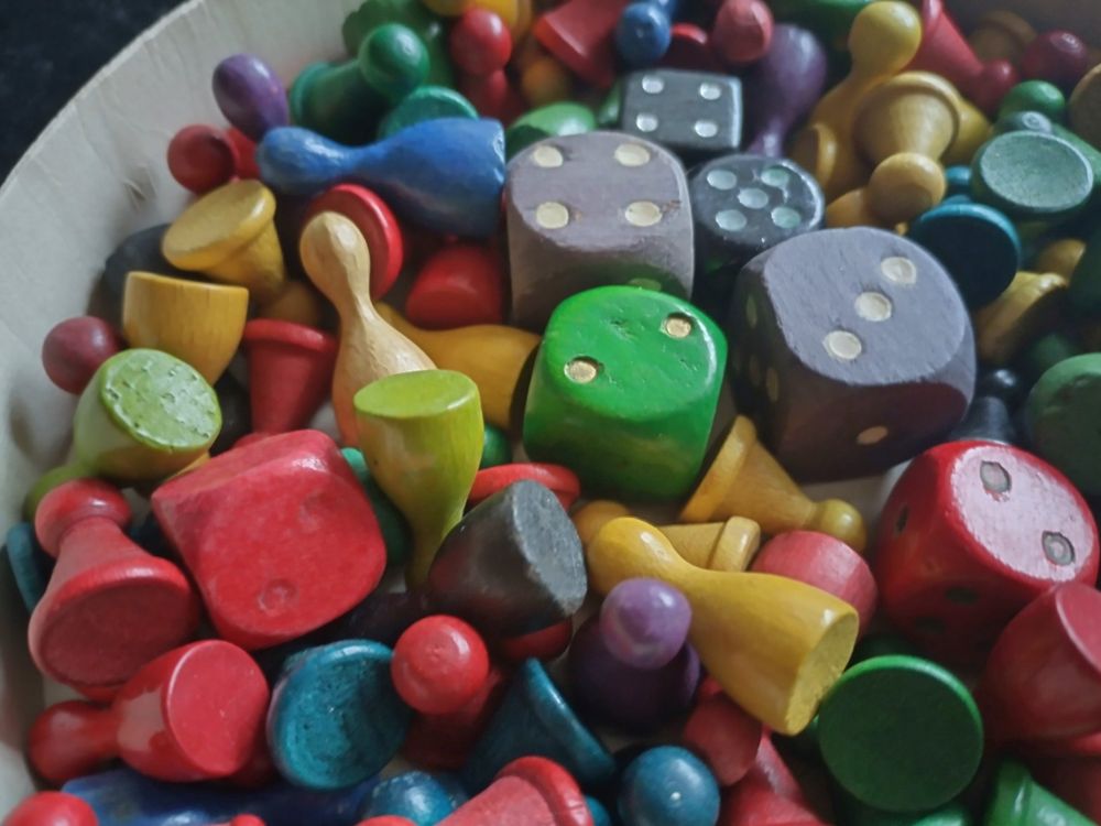 Eile mit Weile (alt) und Schachtel mit Spielfiguren (Defekt) in ...