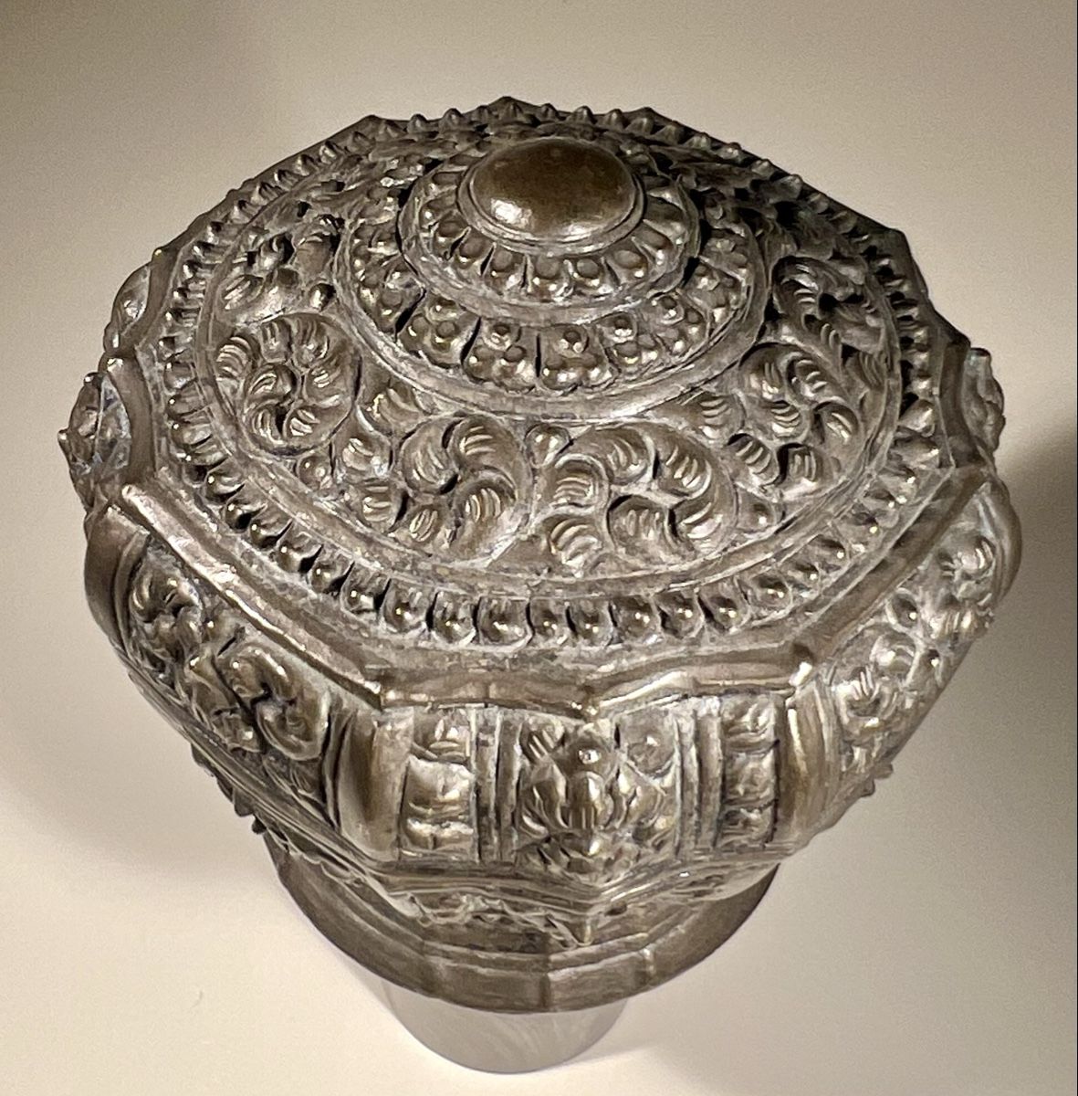 Petite boîte à bétel, métal argenté repoussé, Cambodge (D'occasion) à ...