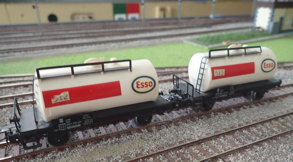 Märklin H0 - 2 x 2-achsig ESSO Tankwagen Art. 4501 (Gebraucht) in Lausanne für CHF 6 – mit ...