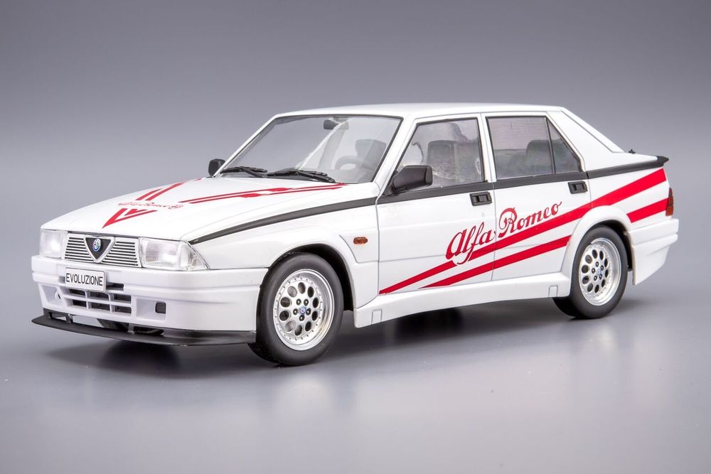 Alfa Romeo 75 Turbo Evoluzione white/red MCG 1/18 NEU (Neu und ...